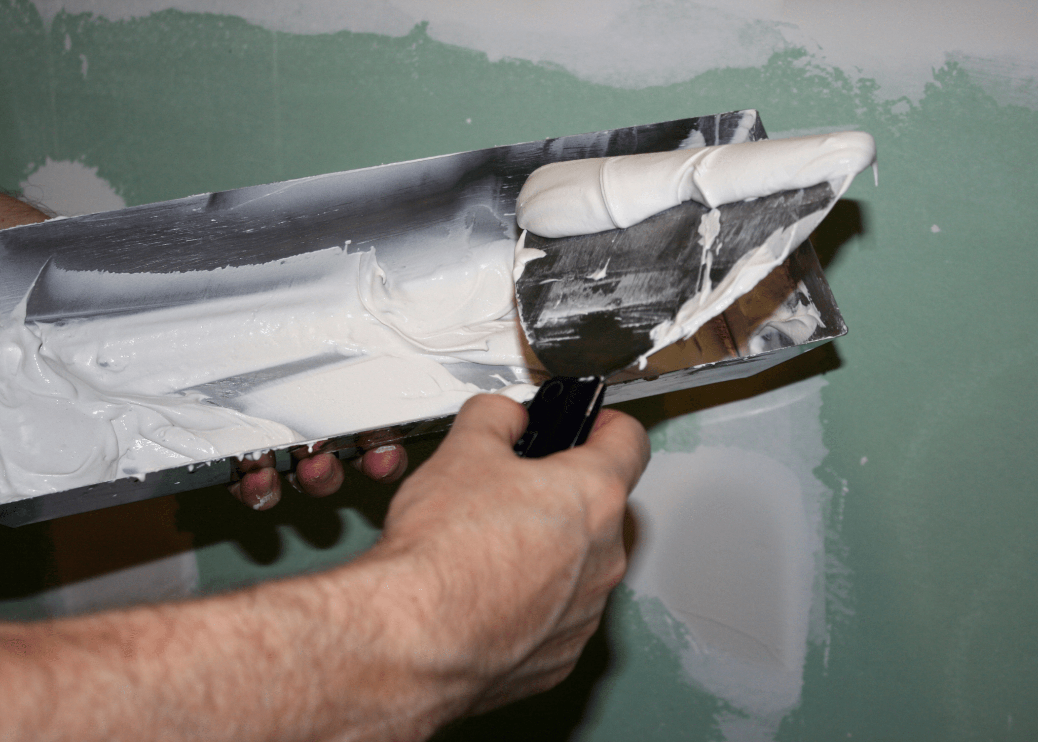 Tips and Tricks for How to Spackle Drywall Seamlessly - ManMadeDIY